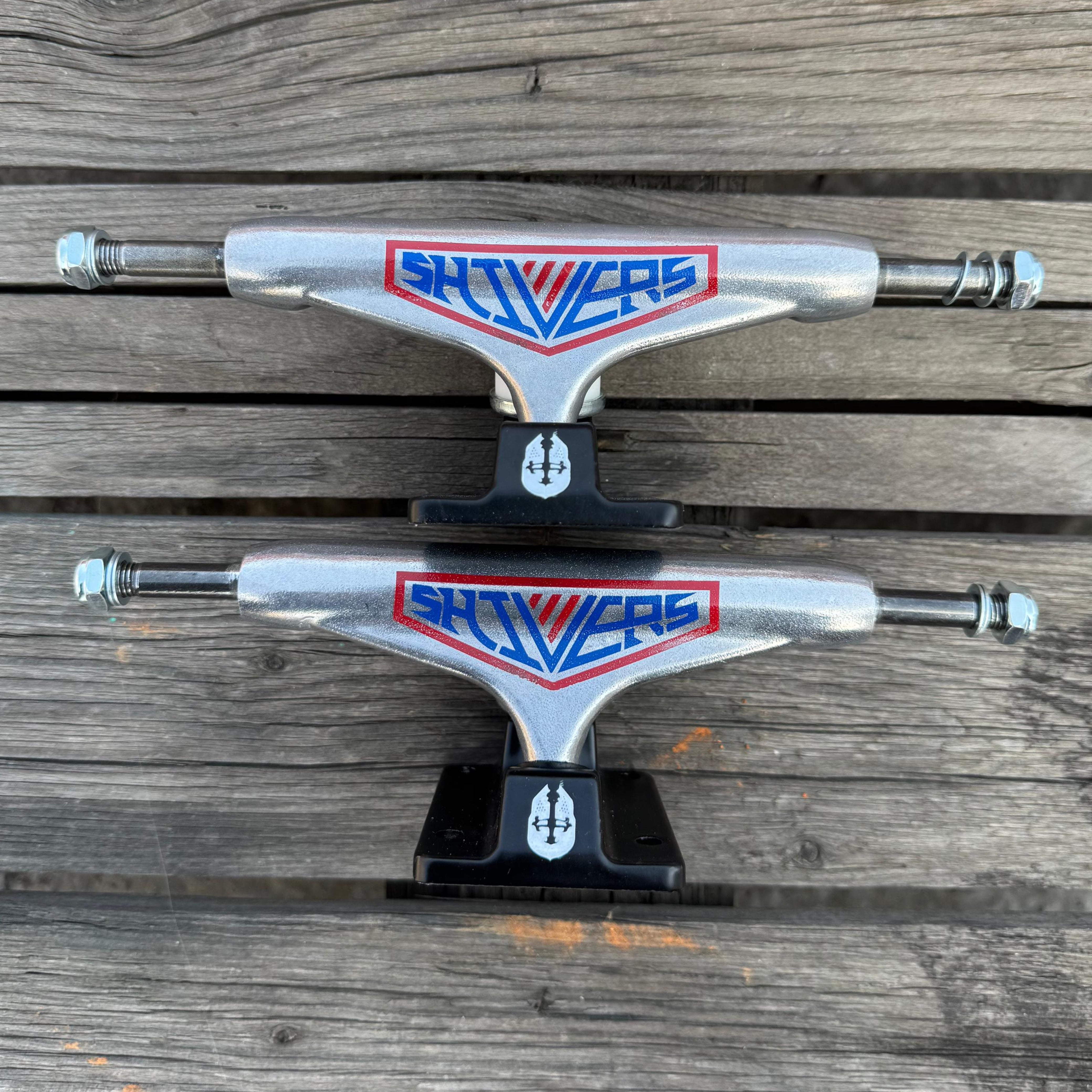 Trucks Shivers Logo Azul Plata Base Negro 147 – Chilango Skate